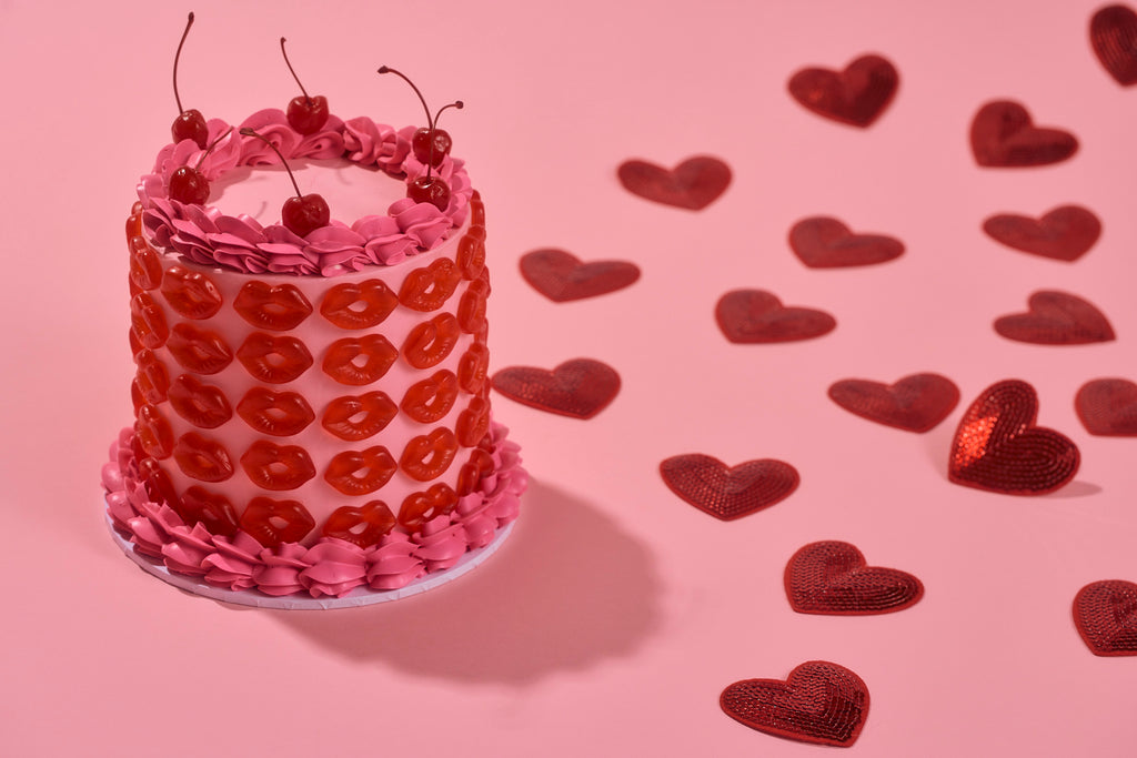 Hot Lips – Miss Trixie Drinks Tea